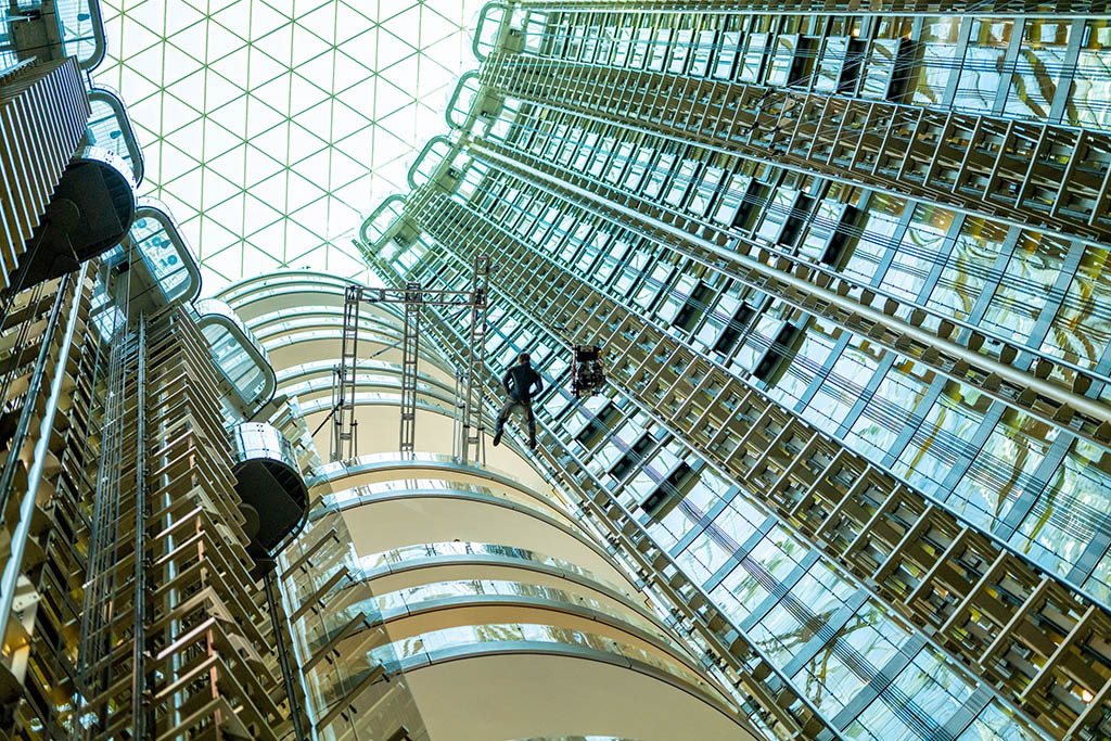 STUNTS, SFX, PRACTICAL AND VFX TEAM UP TO IGNITE THE FALL GUY - VFX Voice