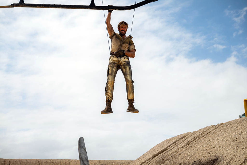 STUNTS, SFX, PRACTICAL AND VFX TEAM UP TO IGNITE THE FALL GUY - VFX ...